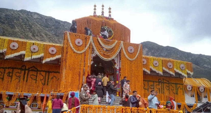 Priests, locals protest in Badrinath against VIP darshan, mismanagement ...