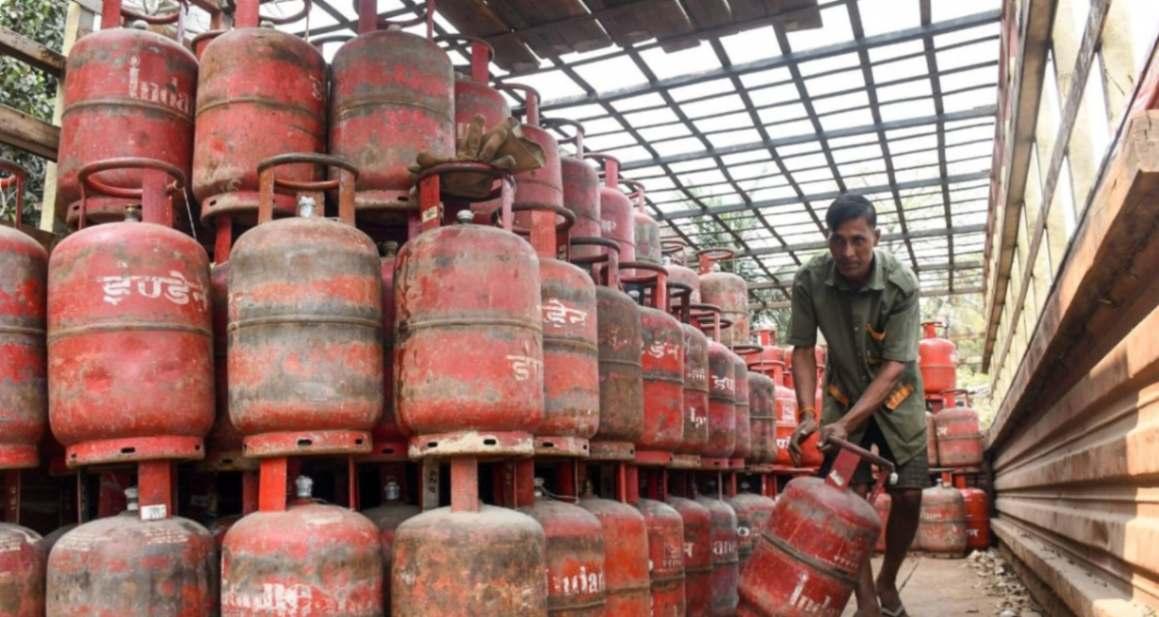 Govt cuts subsidised LPG cylinders under Ujjwala Yojana from 9 to 4